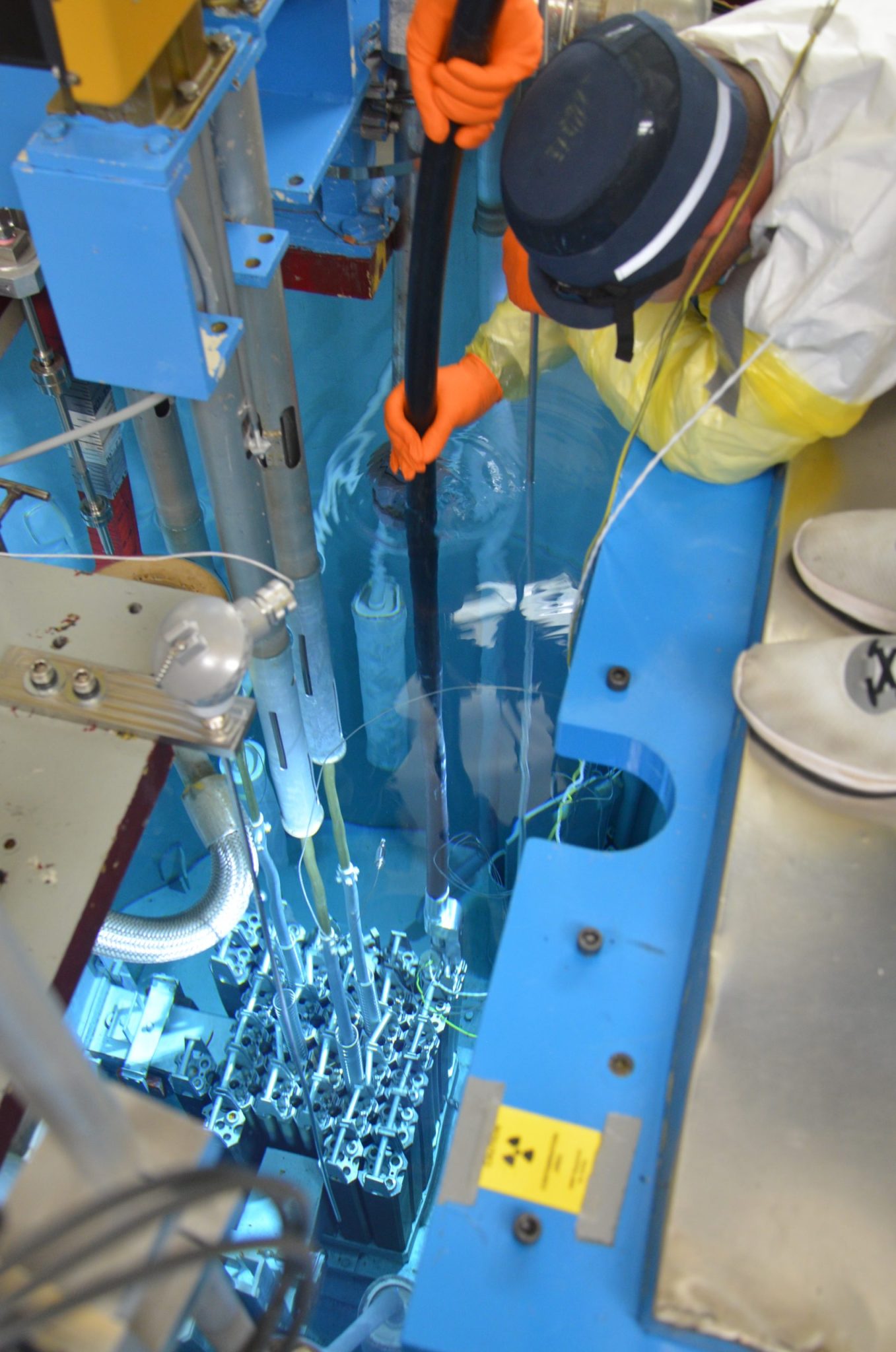 Researchers irradiate chloride-based molten salt in first-of-a-kind ...